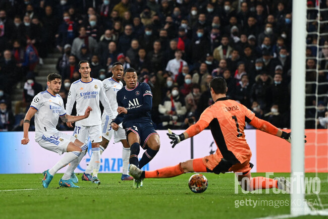 [ucl.told] ‘메시 PK 선방’ 쿠르투아 뚫어낸 ‘차기 축구의 신’ 음바페