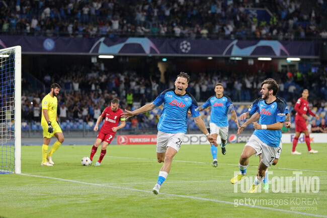 [ucl.review] ‘지엘린스키 2G 1AS’ 나폴리, 리버풀에 4-1 대승…김민재는 풀타임 활약