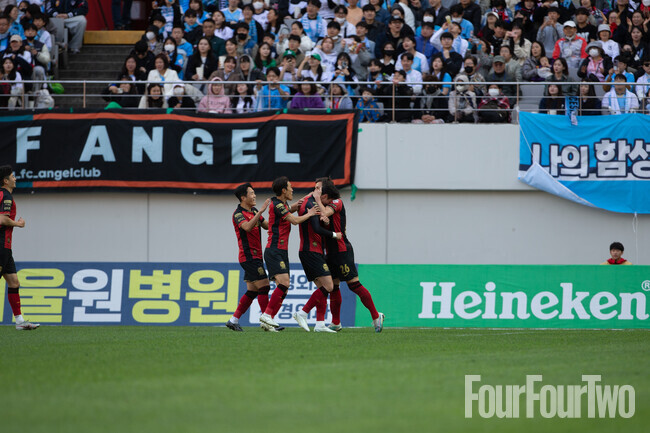 [k1.live] ‘4만 관중→최고의 경기력’ FC서울, 전반에만 3골 폭발...황의조 복귀골!