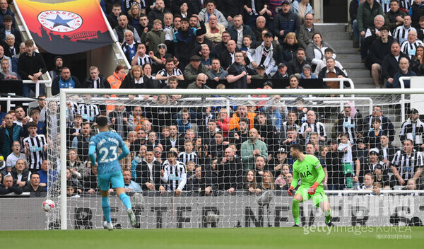 [오피셜] '11년 동안 447경기' 토트넘 레전드 GK 요리스, LAFC 이적→본머스전 마지막 인사