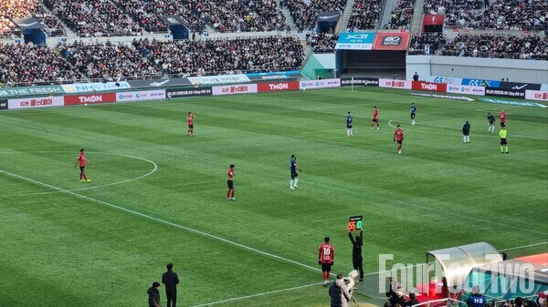 [k1.live] ‘슈퍼스타’ 린가드, 전반 30분 교체 투입...‘4만 5천’ 관중 앞 홈 데뷔전