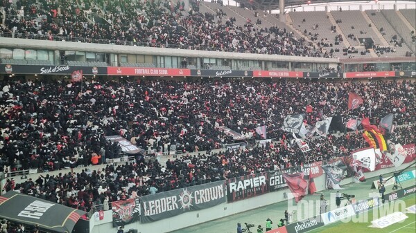 [k1.live] ‘카드섹션+포즈난 응원+밥송’ FC서울, 안양전 승리 확신하며 '세리머니'