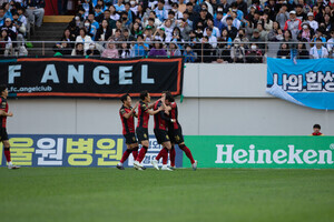[k1.live] ‘4만 관중→최고의 경기력’ FC서울, 전반에만 3골 폭발...황의조 복귀골!